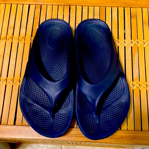OOFOS | Shoes | Oofos Navy Blue Toe Post Recovery Sandals Wgreat Arch ...